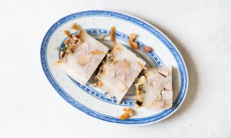 Steamed Taro Cake (芋頭糕, 芋頭糍) | Lisa Lin