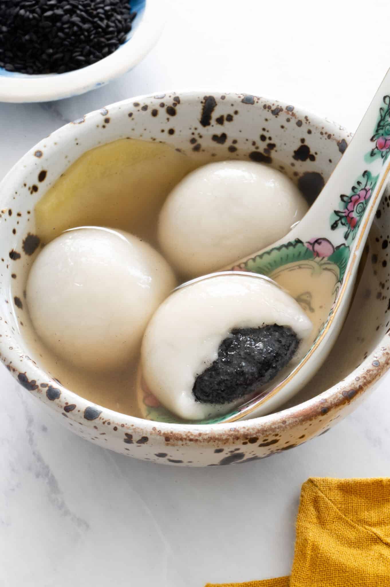 Black Sesame Tang Yuan (黑芝麻湯圓) | Lisa Lin